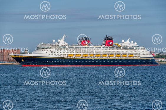 "View of the Disney Magic cr..." fra russell102 - Mostphotos