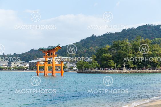 "Giant floating Shinto torii..." fra leungchopan - Mostphotos