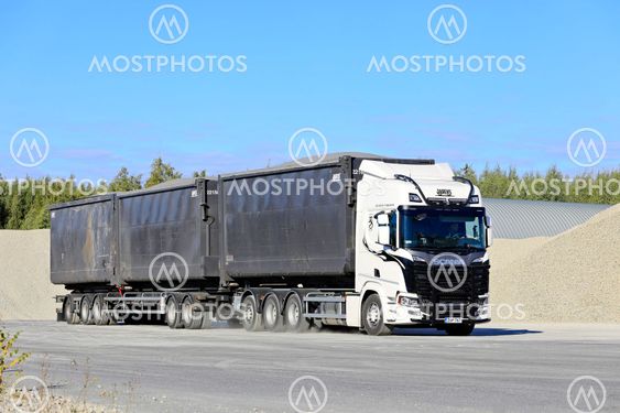 "Scania 560R Truck and Trail..." by Taina Sohlman - Mostphotos