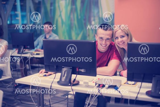 "technology students group i..." av dotshock - Mostphotos