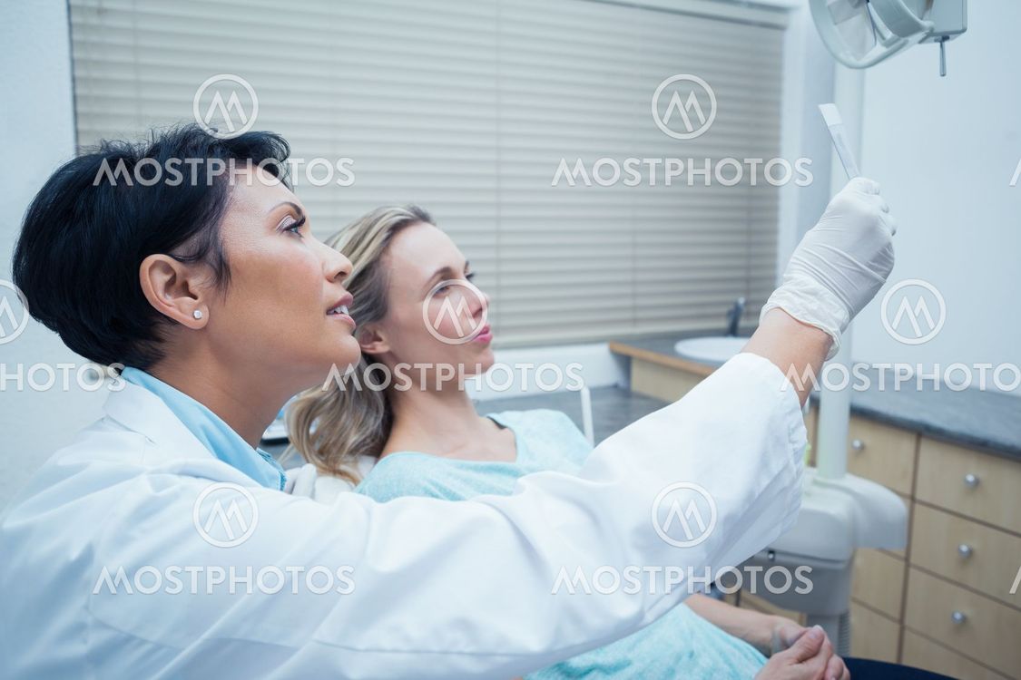 "Female dentist showing woma..." fra Wavebreakmedia - Mostphotos