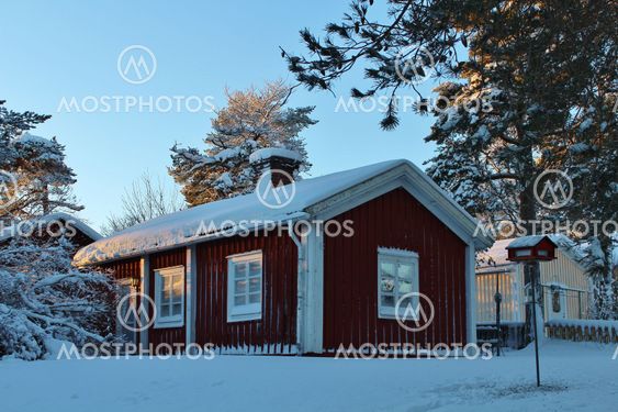 "Röd stuga" av Maria Groth - Mostphotos