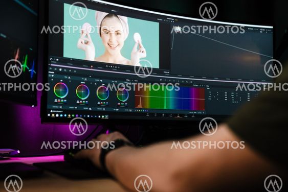 "Back view of a young white..." av Dean Drobot - Mostphotos