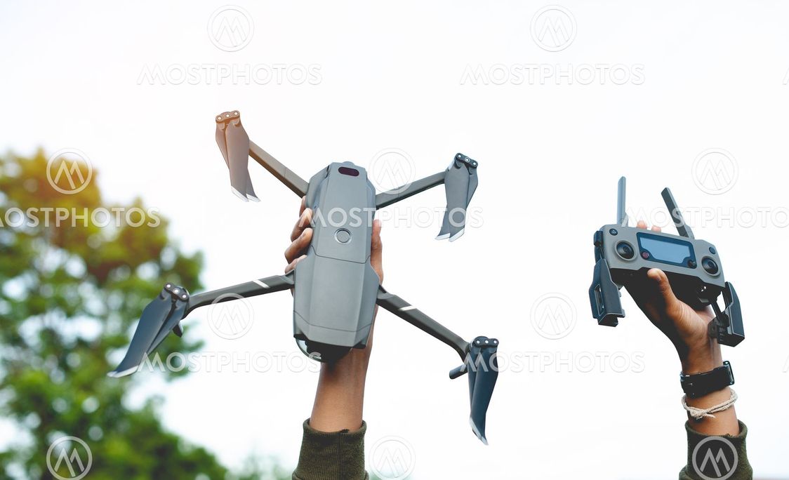 "drone and my hand Get ready..." av PATCHARIN SAENLAKON - Mostphotos