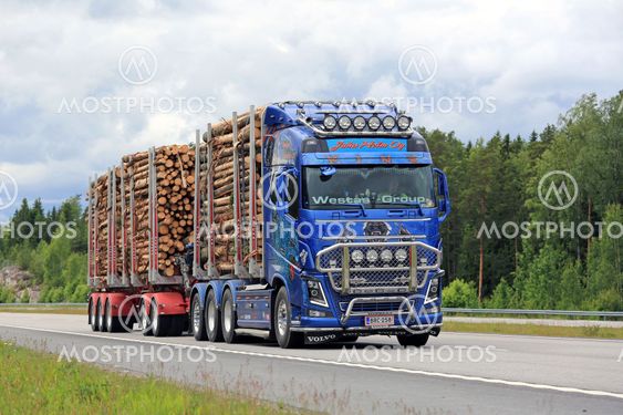 "Customized Volvo FH16 Trans..." fra Taina Sohlman - Mostphotos