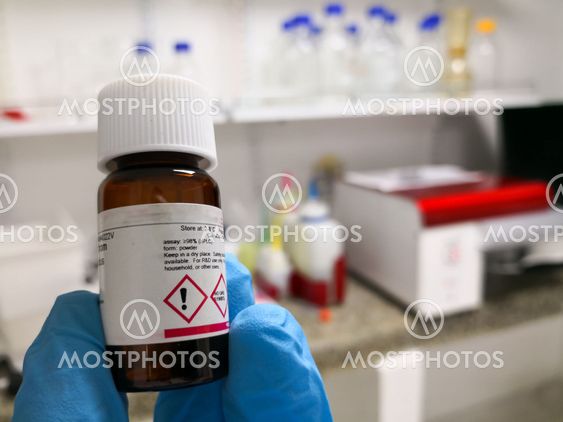 "Chemical reagent in a scien..." av David Bautista - Mostphotos