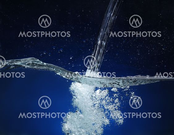 "Pouring water. Splash image..." av Julián Rovagnati - Mostphotos
