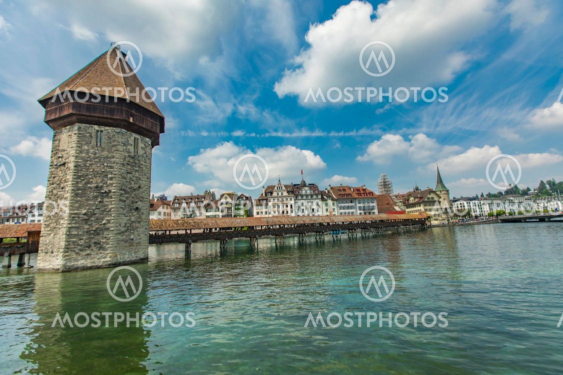 "Chapel bridge and Water tow..." av Boggy - Mostphotos