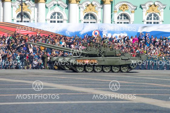 "Two Russian T-72B3 tanks on..." af Viktor Karasev - Mostphotos