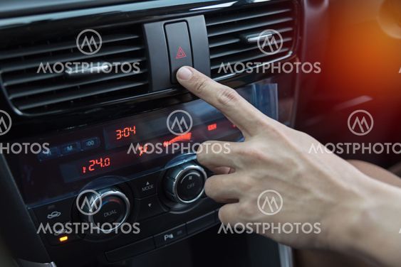 "man hand turn on car engine" av Kwanchai Lerttanapunyaporn - Mostphotos