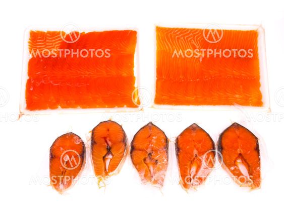 "Frozen salmon fillets in a..." by Teerawut MASAWAT - Mostphotos