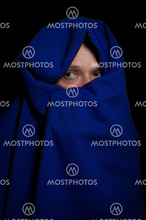 "Man covered with blue cloth..." av Thales - Mostphotos