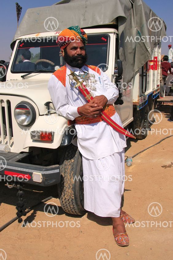 "Indian man in traditional d..." fra donyanedomam - Mostphotos