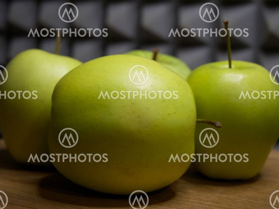 "Several green apples, side..." av AlexKonon - Mostphotos