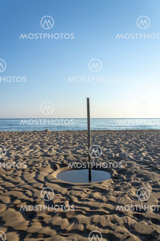 "Water disappearing in sand..." av Josef Kubes - Mostphotos