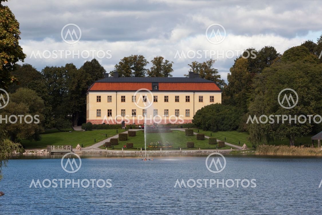 "Edsbergs slott, Sollentuna" av Michael Folmer - Mostphotos