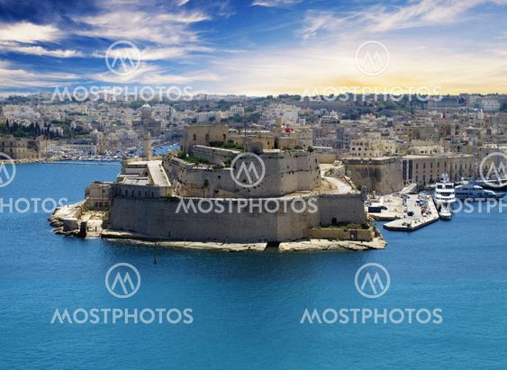 "Valetta port and fortress p..." by Peter Ekvall - Mostphotos