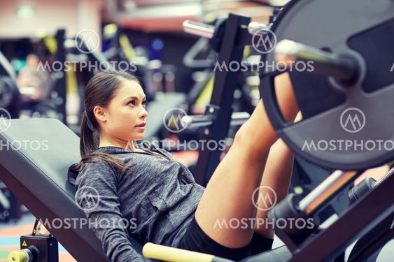 "woman flexing muscles on le..." av Syda Productions - Mostphotos