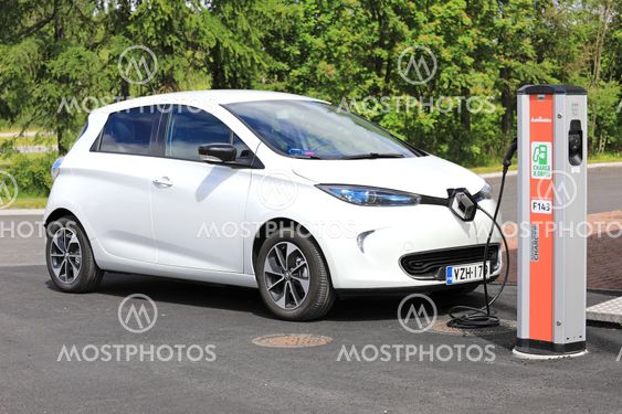 White renault zoe store