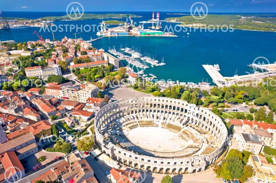 "Arena Pula. Ancient ruins o..." fra xbrchx - Mostphotos