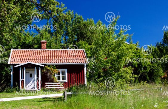 "Idylliska svensk stuga." av Birgitta Sjöstedt - Mostphotos