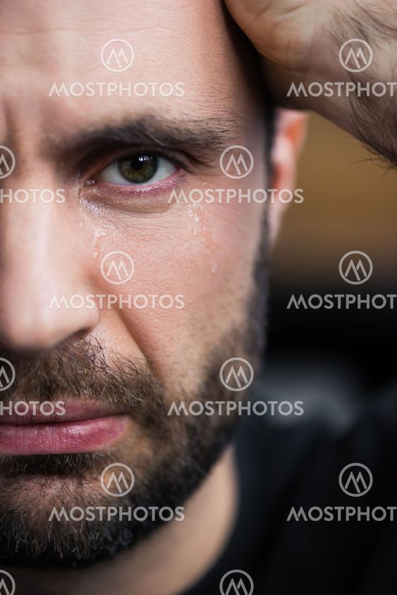 "partial view of crying man..." fra LightField - Mostphotos