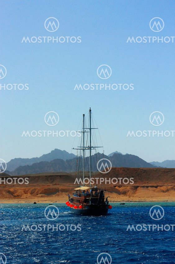 "Pirate Ship Moving By The R..." fra Youry Ermoshkin - Mostphotos