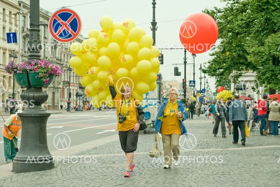 "Gule balloner" fra Alexander Maximov - Mostphotos