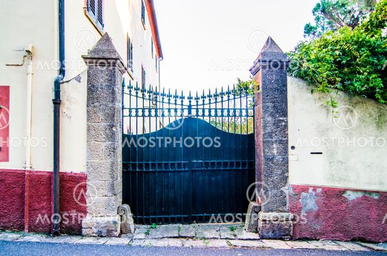 "gate with wooden door of an..." av Piermichele Malucchi - Mostphotos