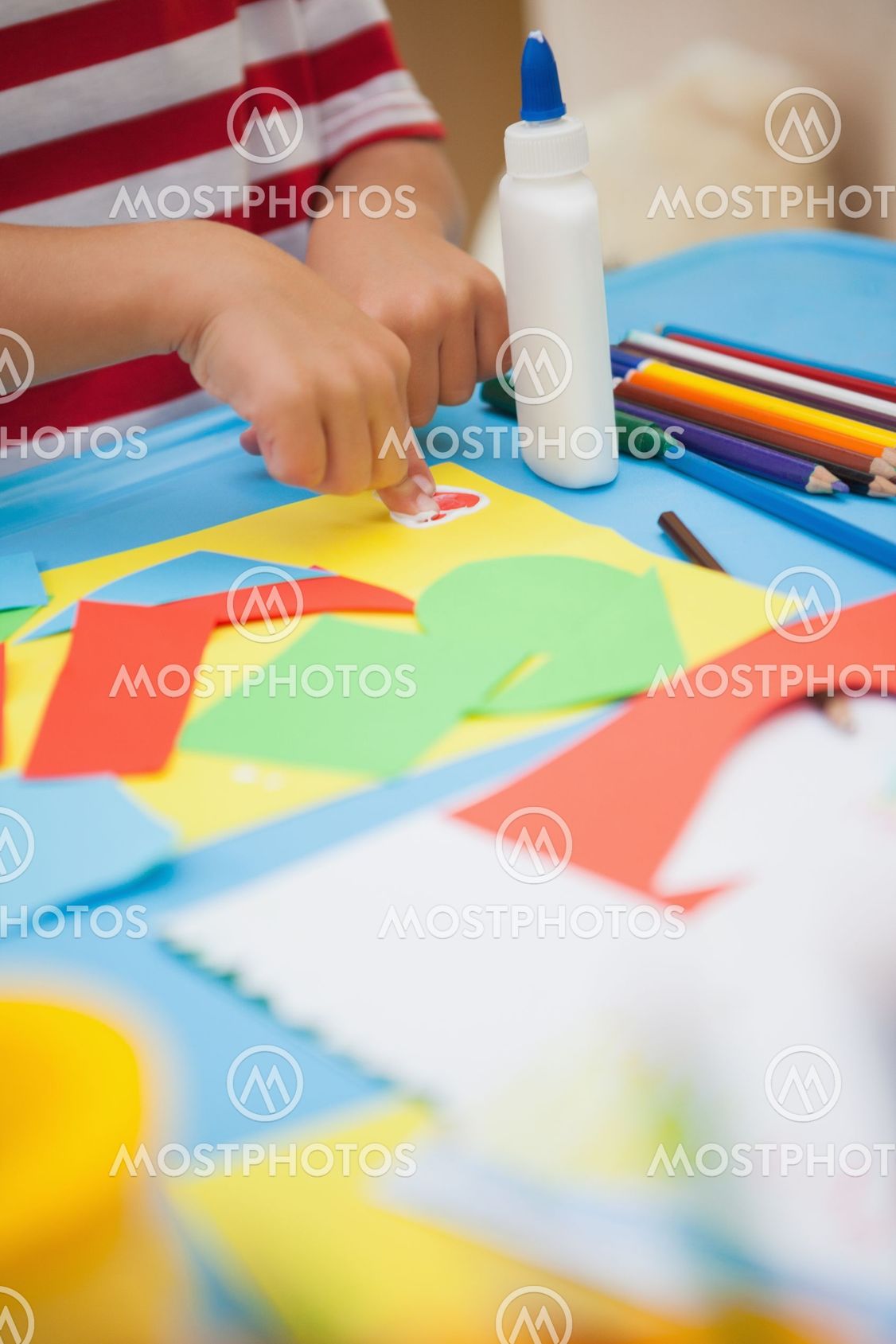 "Cute little boy making art..." af Wavebreakmedia - Mostphotos