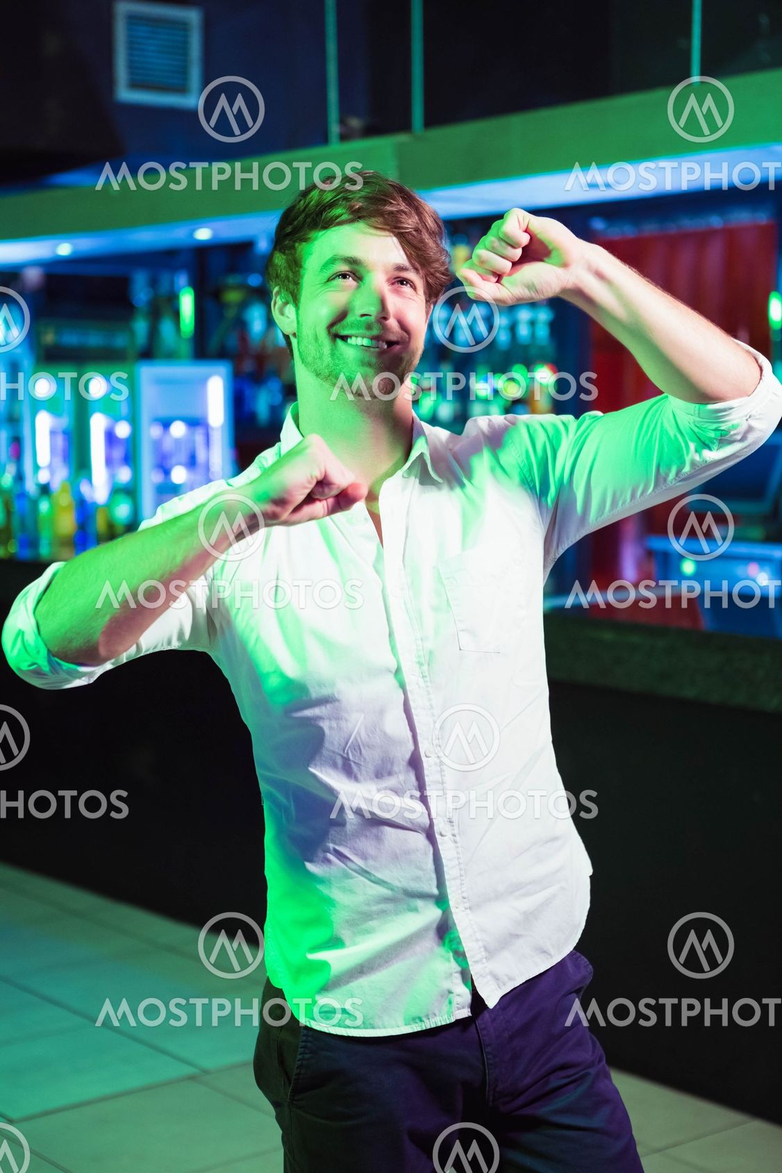 "Happy man dancing in front..." av Wavebreakmedia - Mostphotos