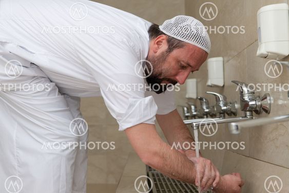 "A Muslim takes ablution for..." av dotshock - Mostphotos