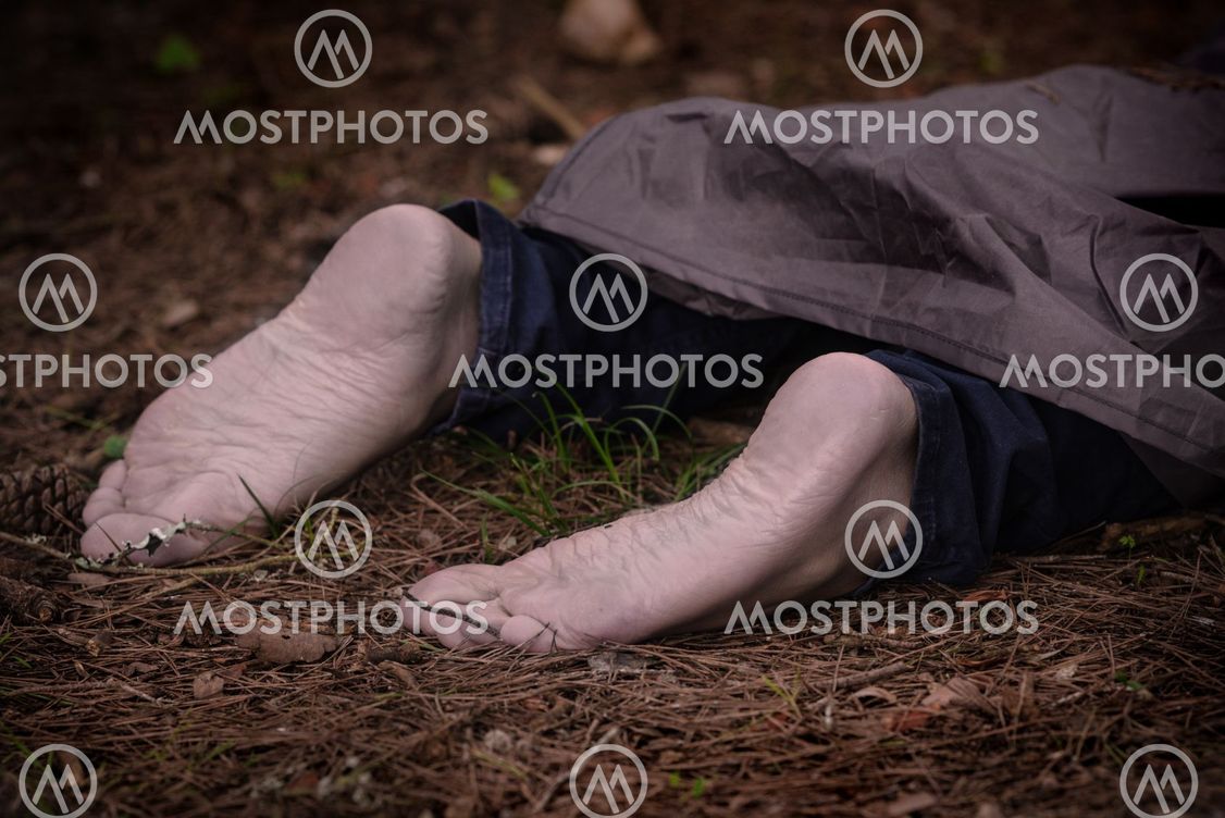 "Barefoot dead body in the w..." by Daria Kulkova - Mostphotos