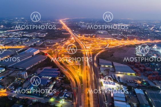 "Aerial view Night Expresswa..." av artitcom - Mostphotos