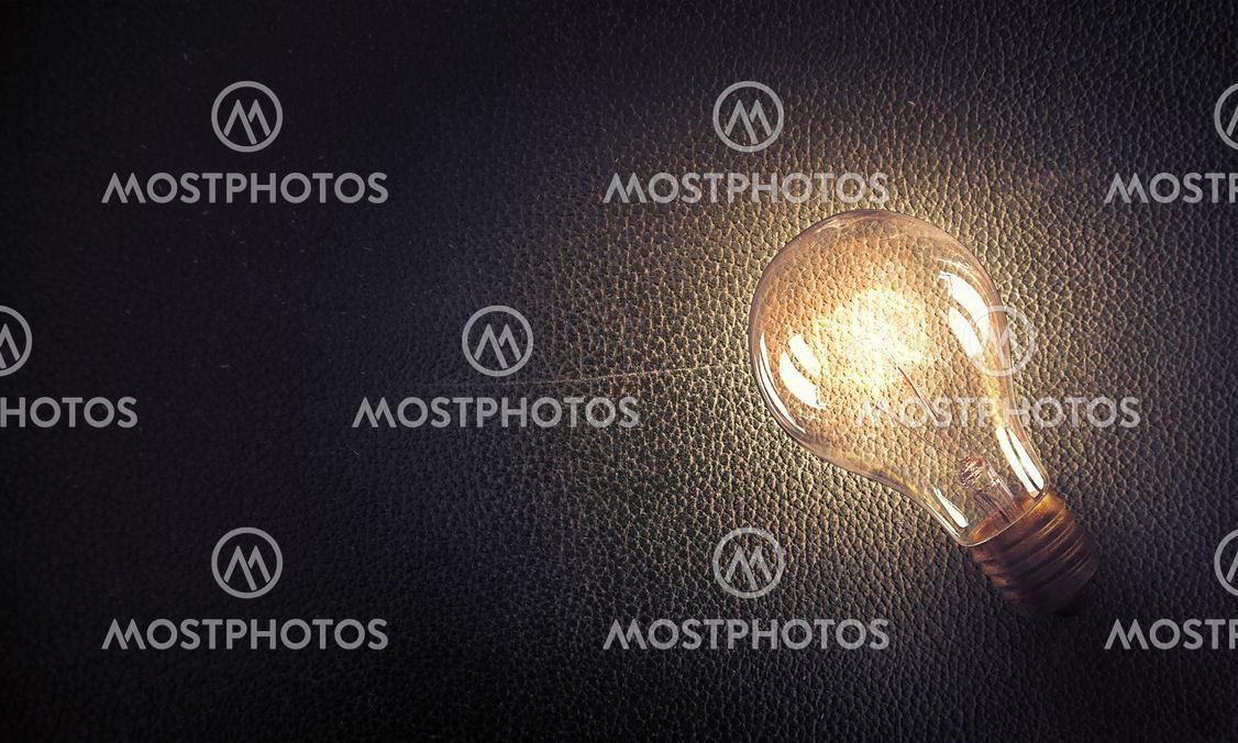 "Light bulb on stone surface" fra Sergey Nivens - Mostphotos