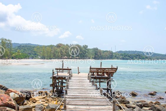 "Wooden bridge pier boat in..." fra samart boonprasongthan - Mostphotos