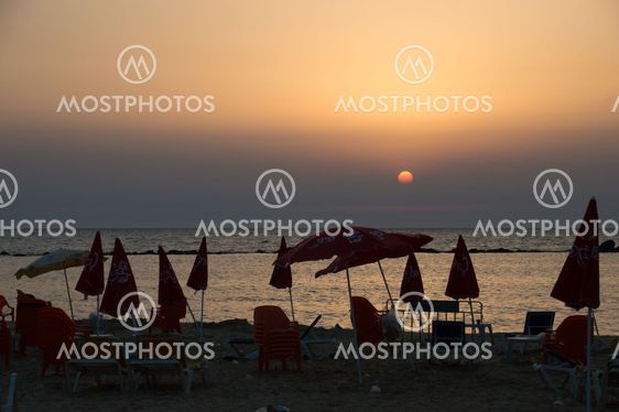 "Dirty sandy beach, filled w..." av Daya Tom - Mostphotos