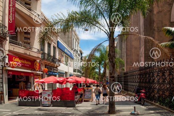 "People walking on Sarandi p..." av vale_t - Mostphotos