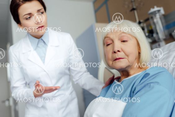 "upset female doctor consoli..." av LightField - Mostphotos