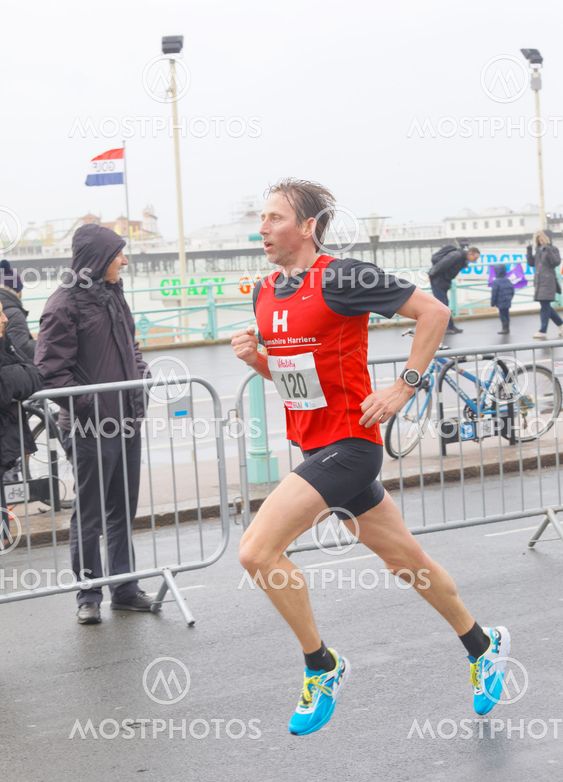"Side view of a male runner..." av Hans Christiansson - Mostphotos