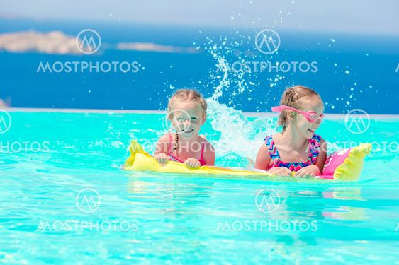 "Adorable little girls playi..." av TravnikovStudio - Mostphotos