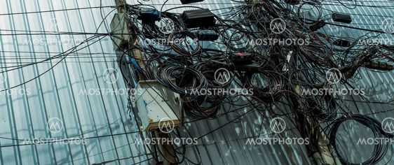 "Tangled electrical wires an..." av Artinun Prekmoung - Mostphotos