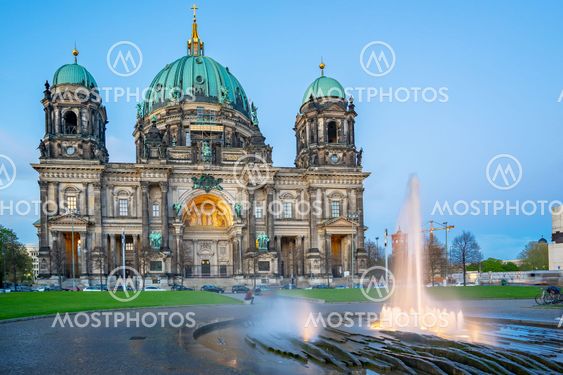 "Berliner Dom in Berlin city..." av Nattee Chalermtiragool - Mostphotos