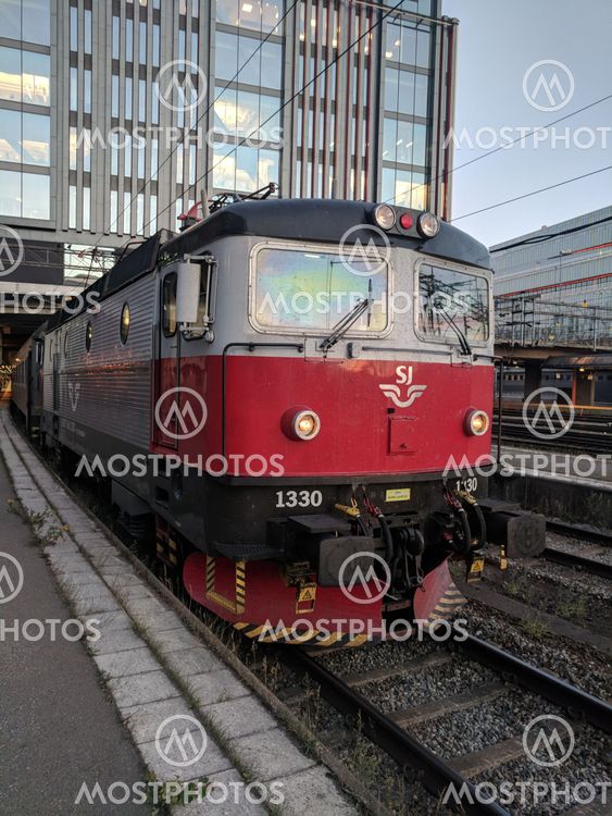 "SJ-lok på Stockholm Central" av Alexander Williamson - Mostphotos