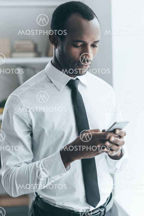 "Texting to business partner..." fra gstockstudio - Mostphotos