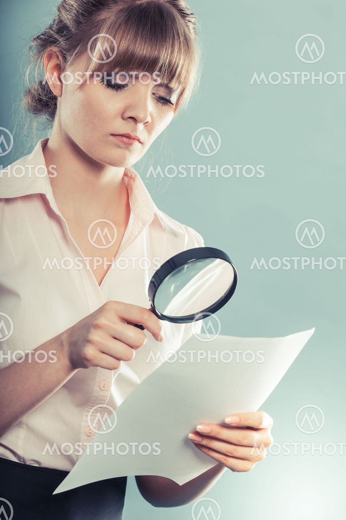 "woman uses magnifying glass..." av Voy - Mostphotos