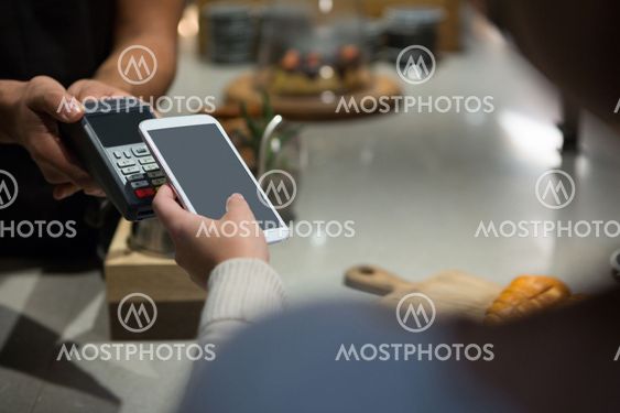 "Woman paying bill through s..." av Wavebreakmedia - Mostphotos