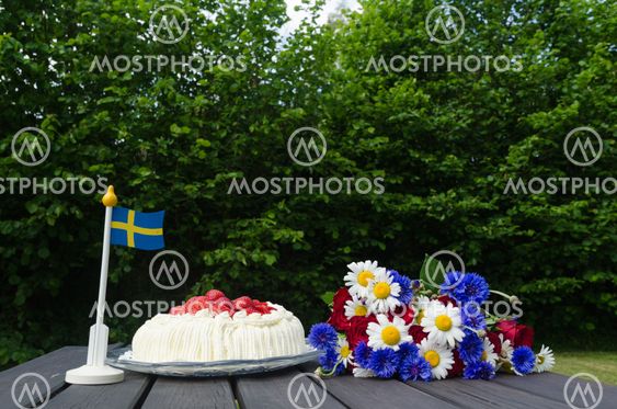 "Svensk sommarbild med tårta..." by Kennerth Kullman - Mostphotos
