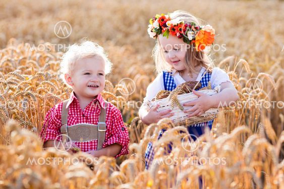 "Kids in Bavarian costumes i..." av AnastasiaV - Mostphotos