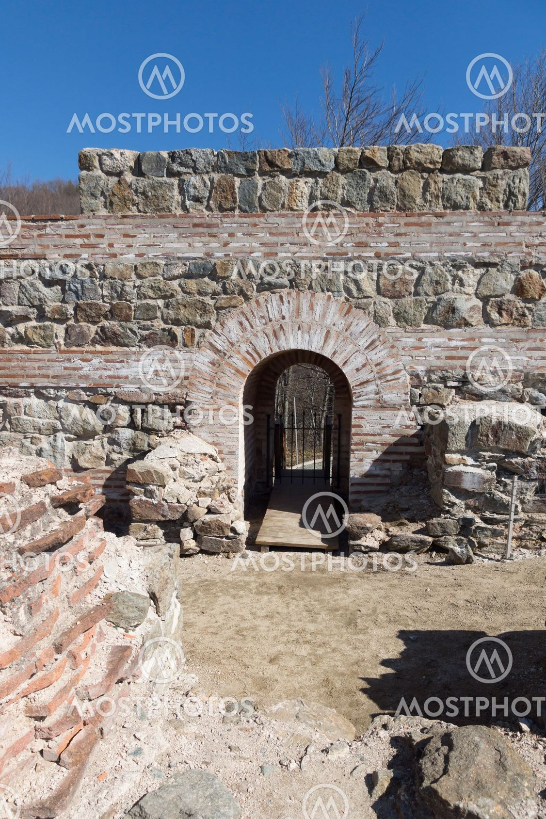 "Ruins of Ancient Roman fort..." av stoyanh - Mostphotos